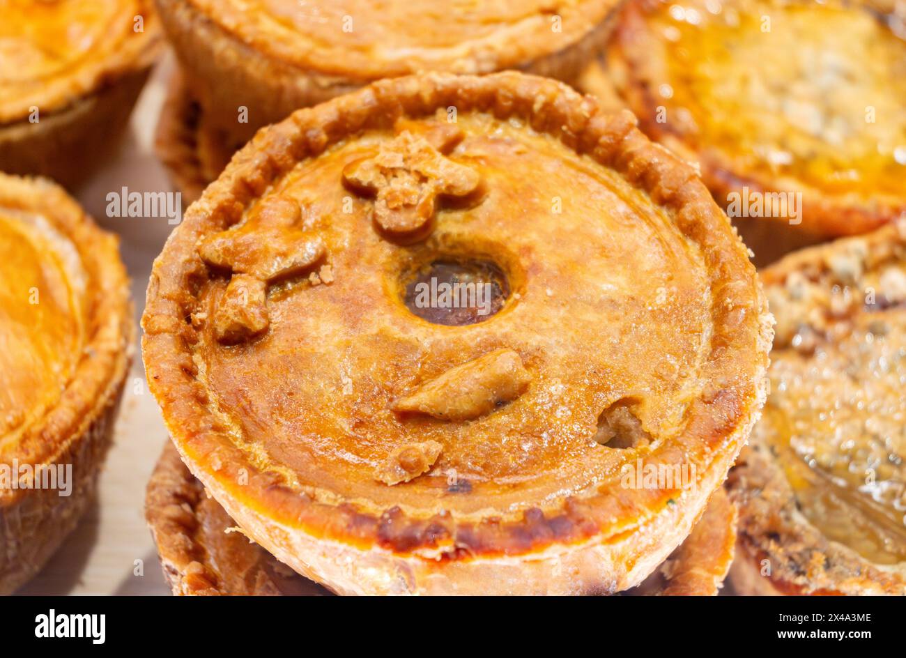 Fresh baked stuffed meat pies, Britisch pastries, snacks on display in ...