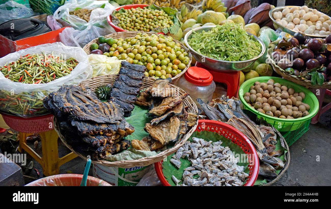 food market in the streets of battambang Stock Photo - Alamy