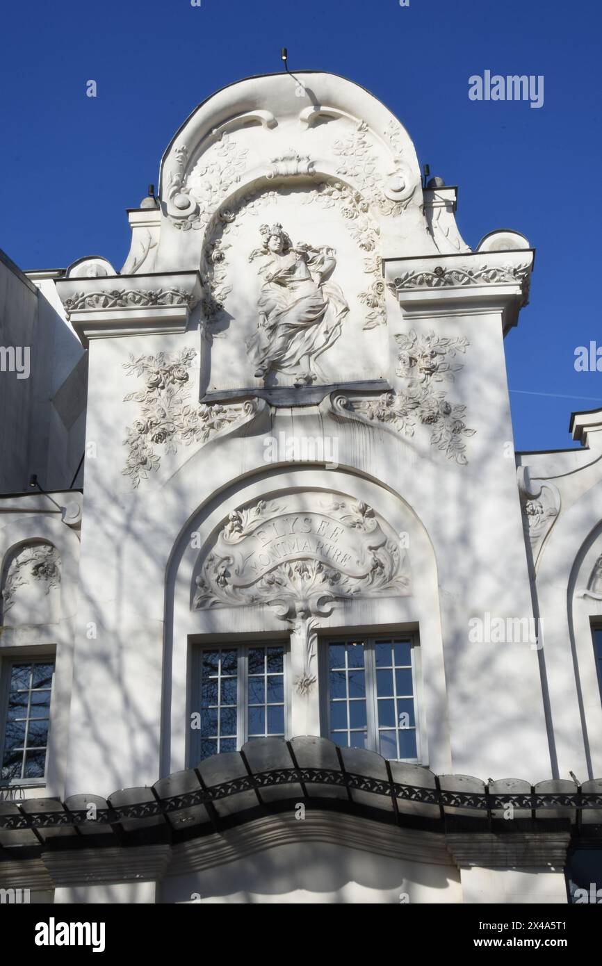 Un bas-relief sur une maison parisienne Stock Photo - Alamy
