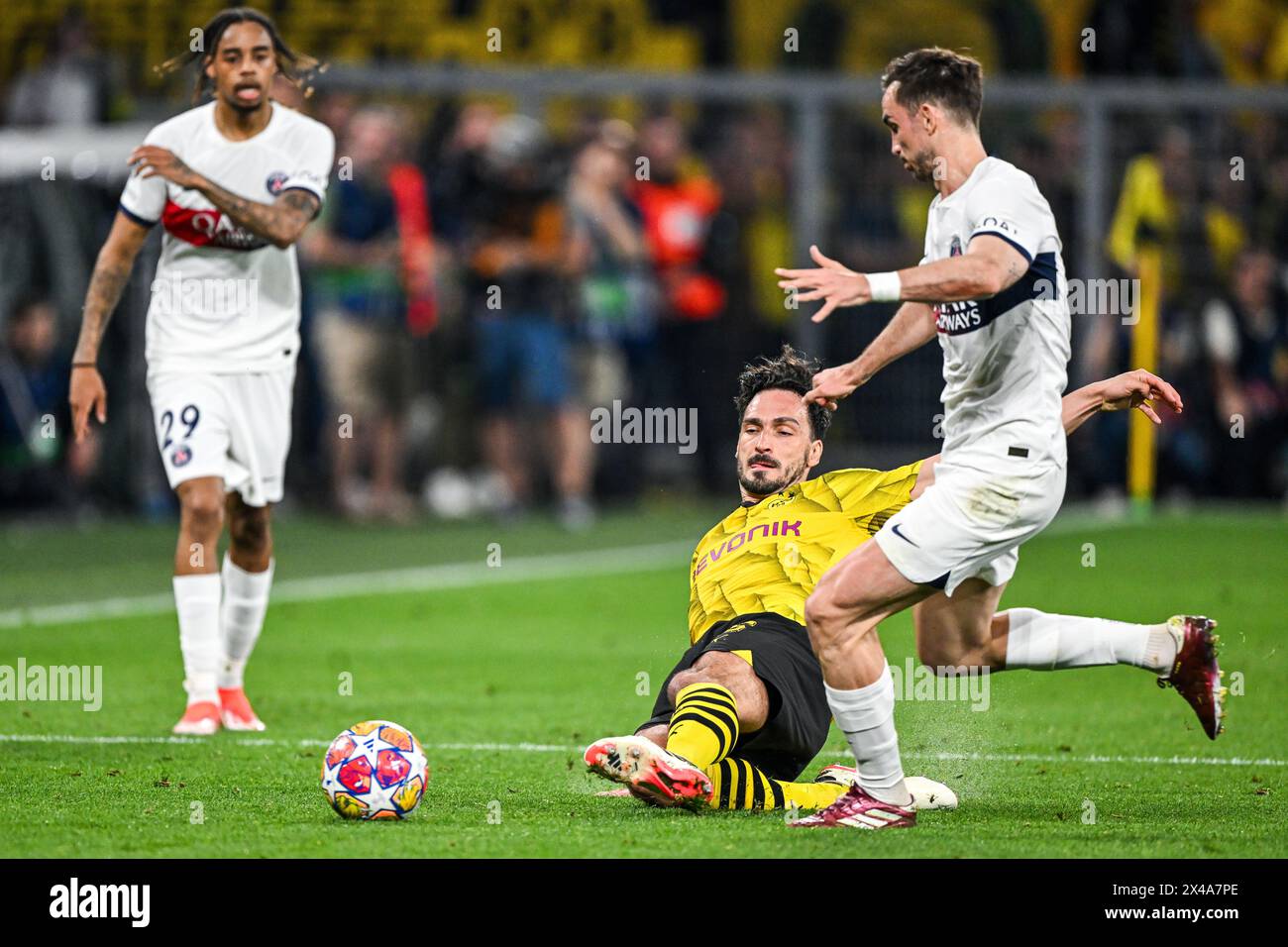 DORTMUND - (l-r) Mats Hummels of Borussia Dortmund, Fabian Ruiz of Paris Saint Germain during ...
