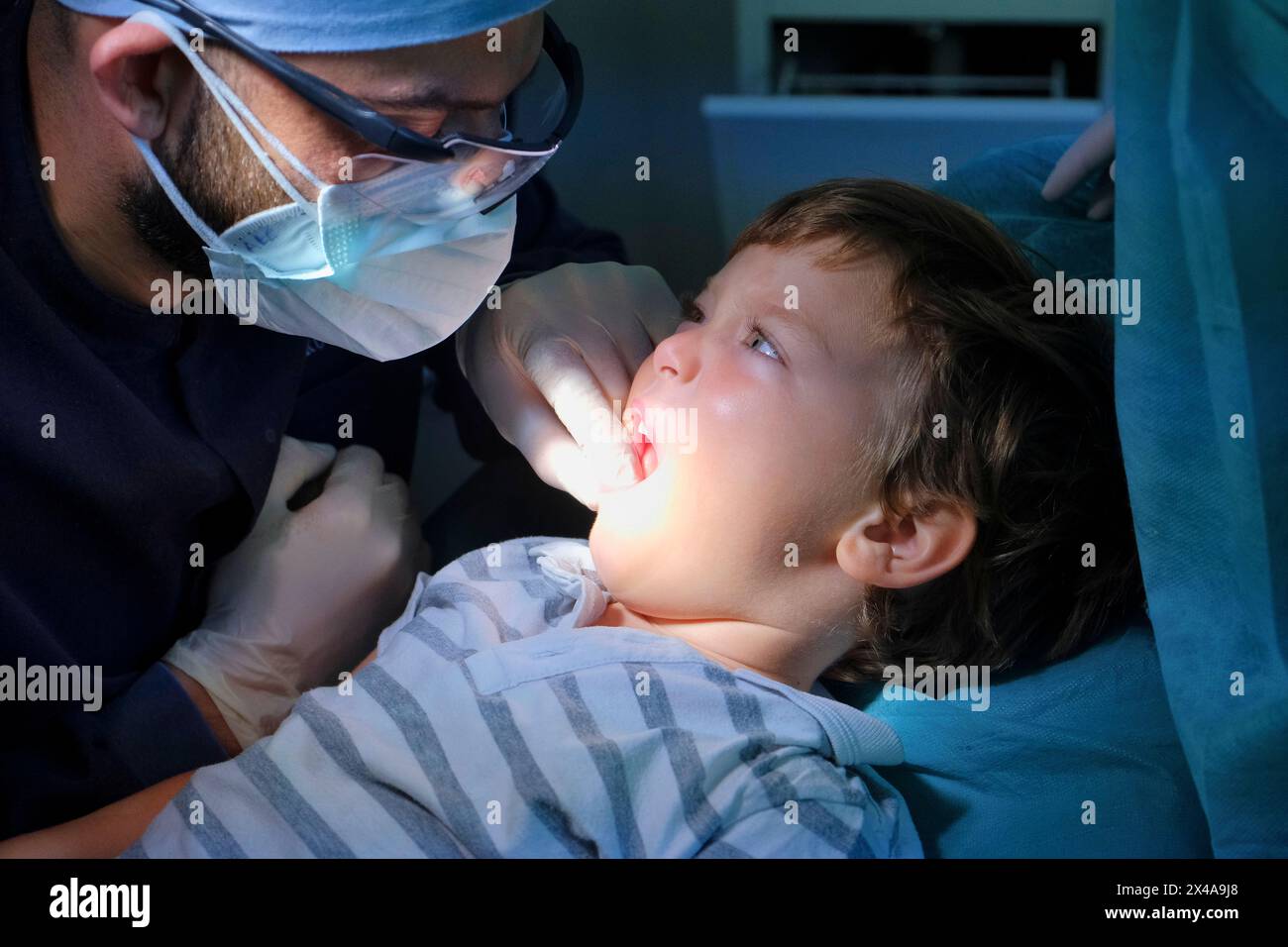 4 years old male child being cured in a dentist clinic Stock Photo - Alamy