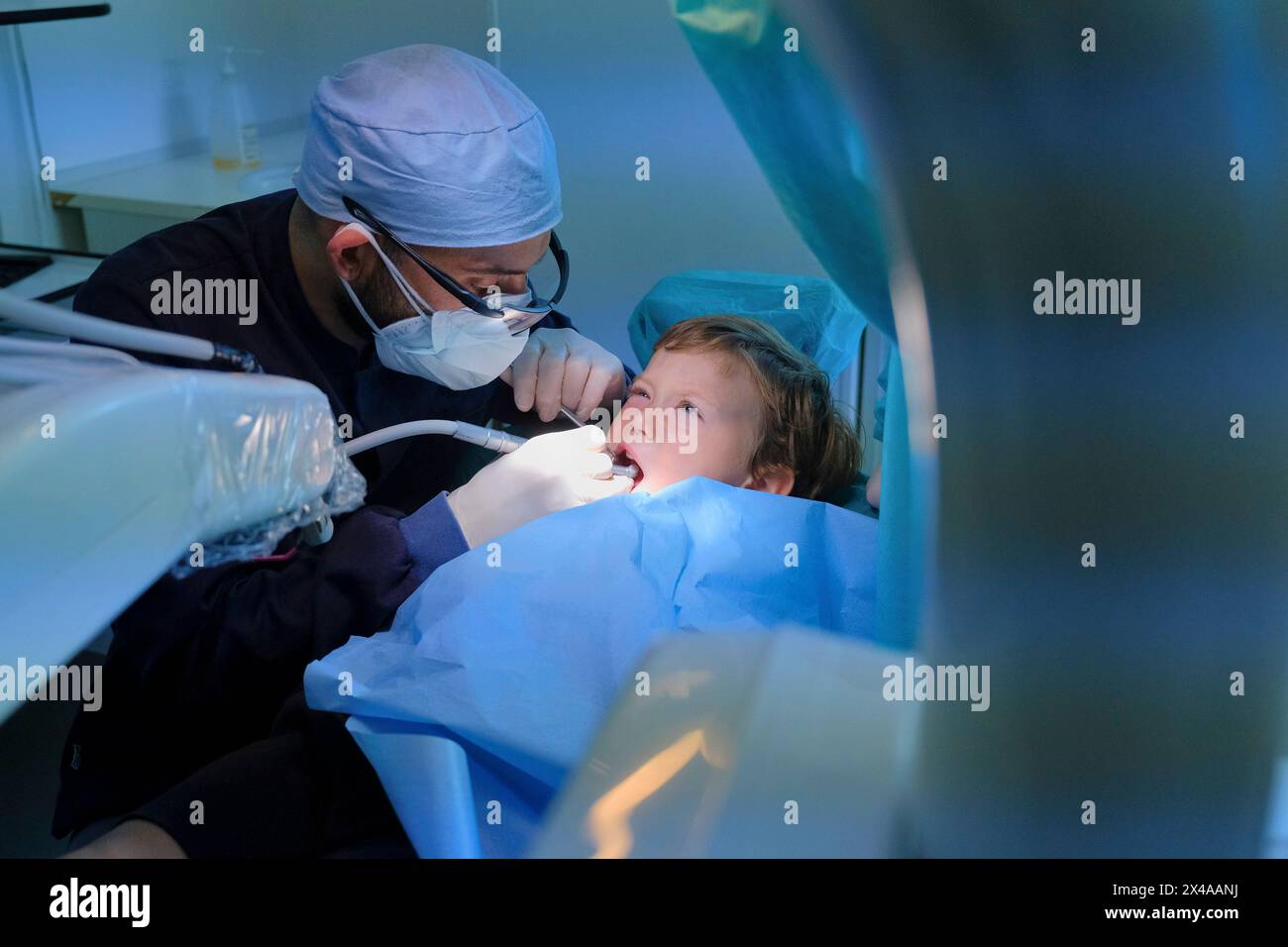 4 years old male child being cured in a dentist clinic Stock Photo - Alamy
