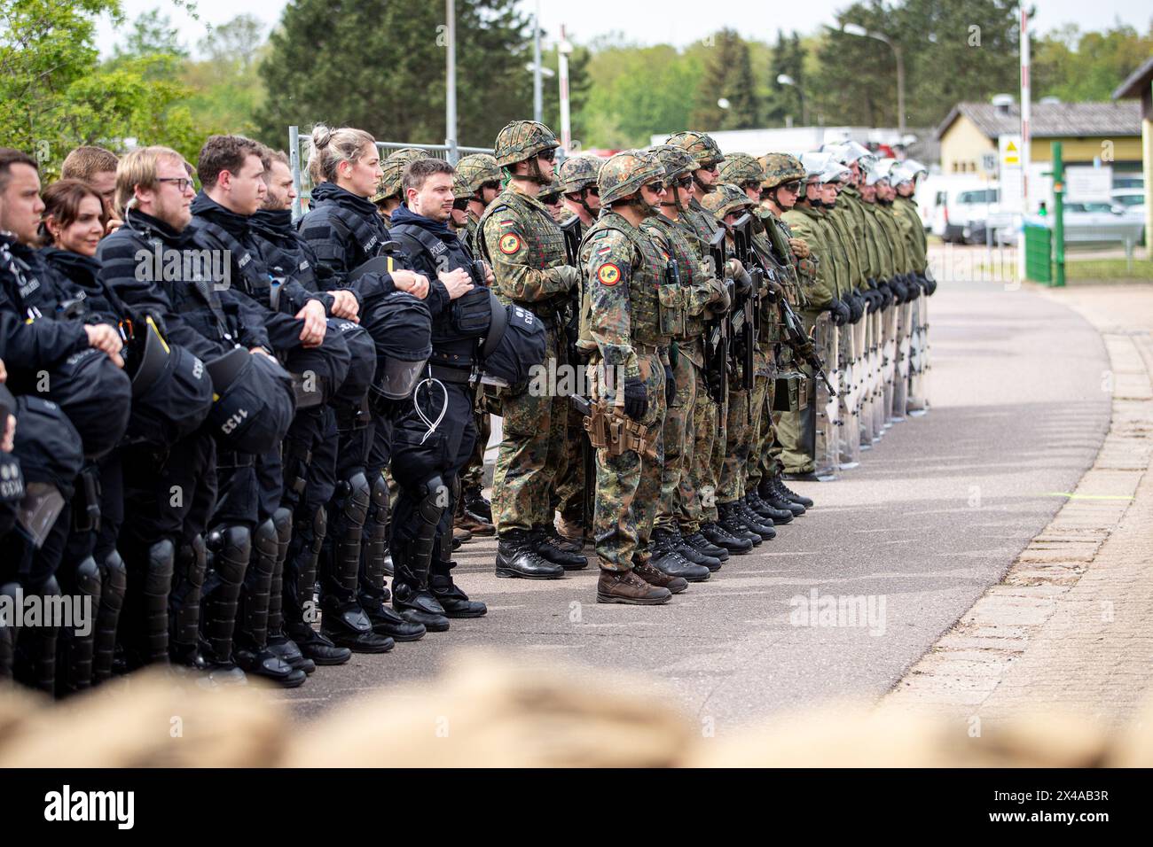 Eft Hellendorf, Germany. 01st May, 2024. Police officers from Kirkel (l ...