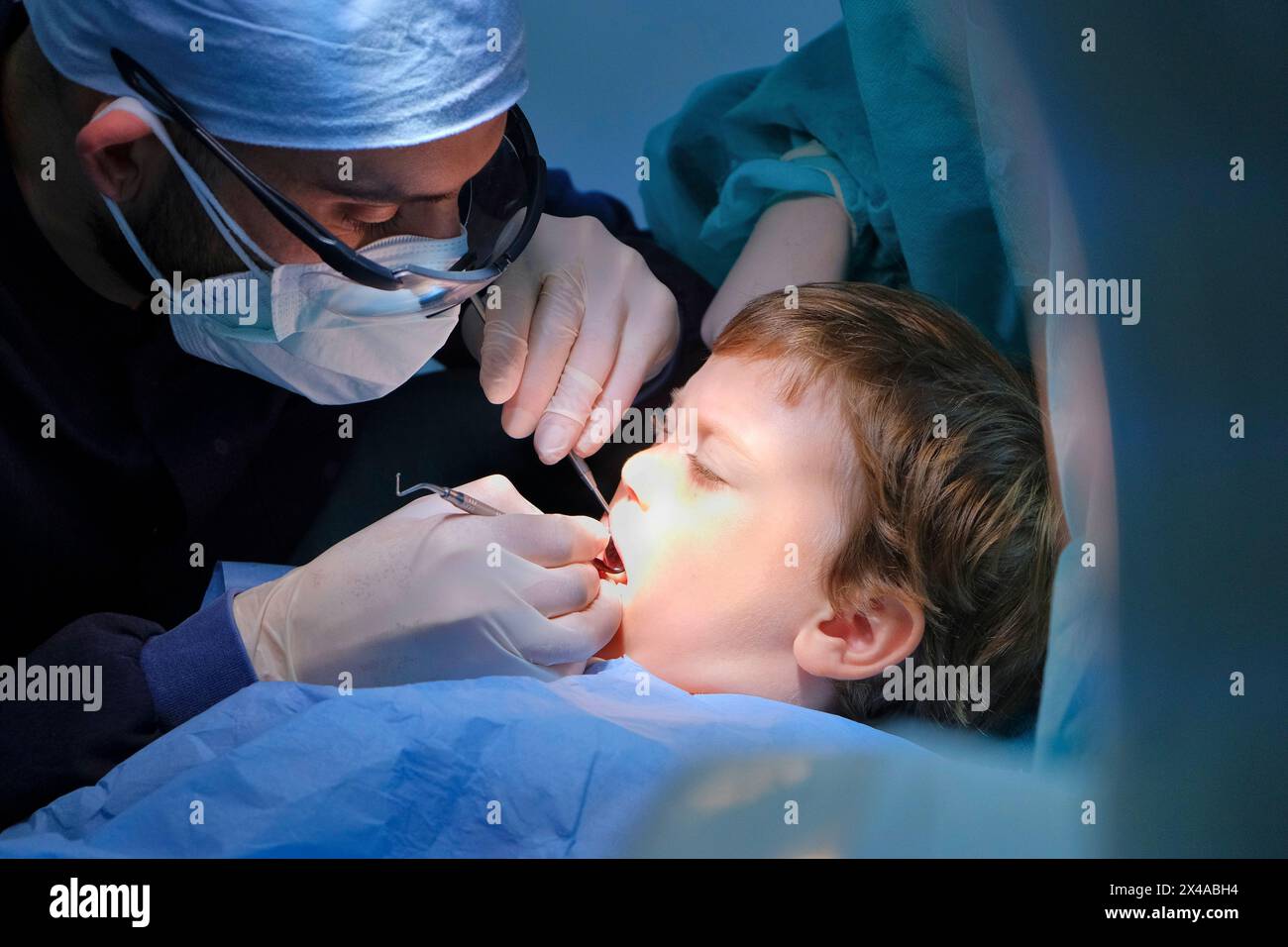 4 years old male child being cured in a dentist clinic Stock Photo - Alamy