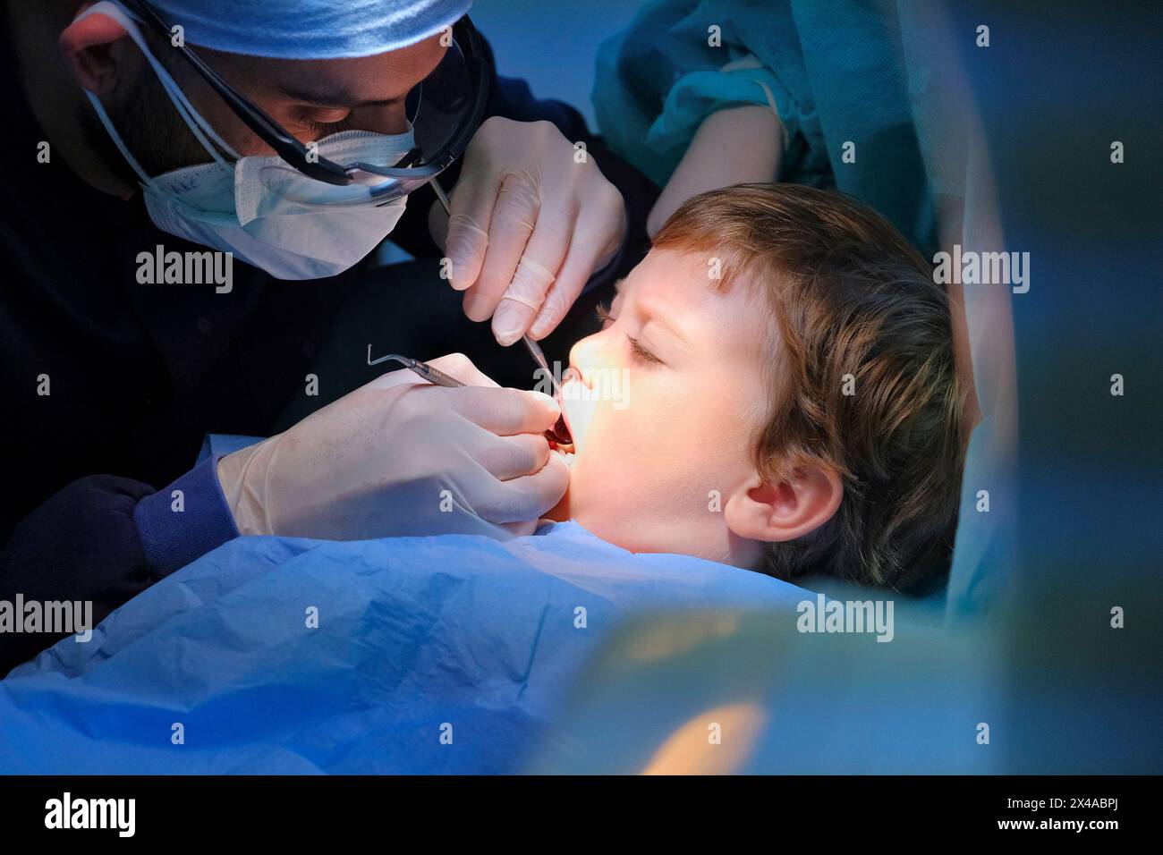 4 years old male child being cured in a dentist clinic Stock Photo - Alamy