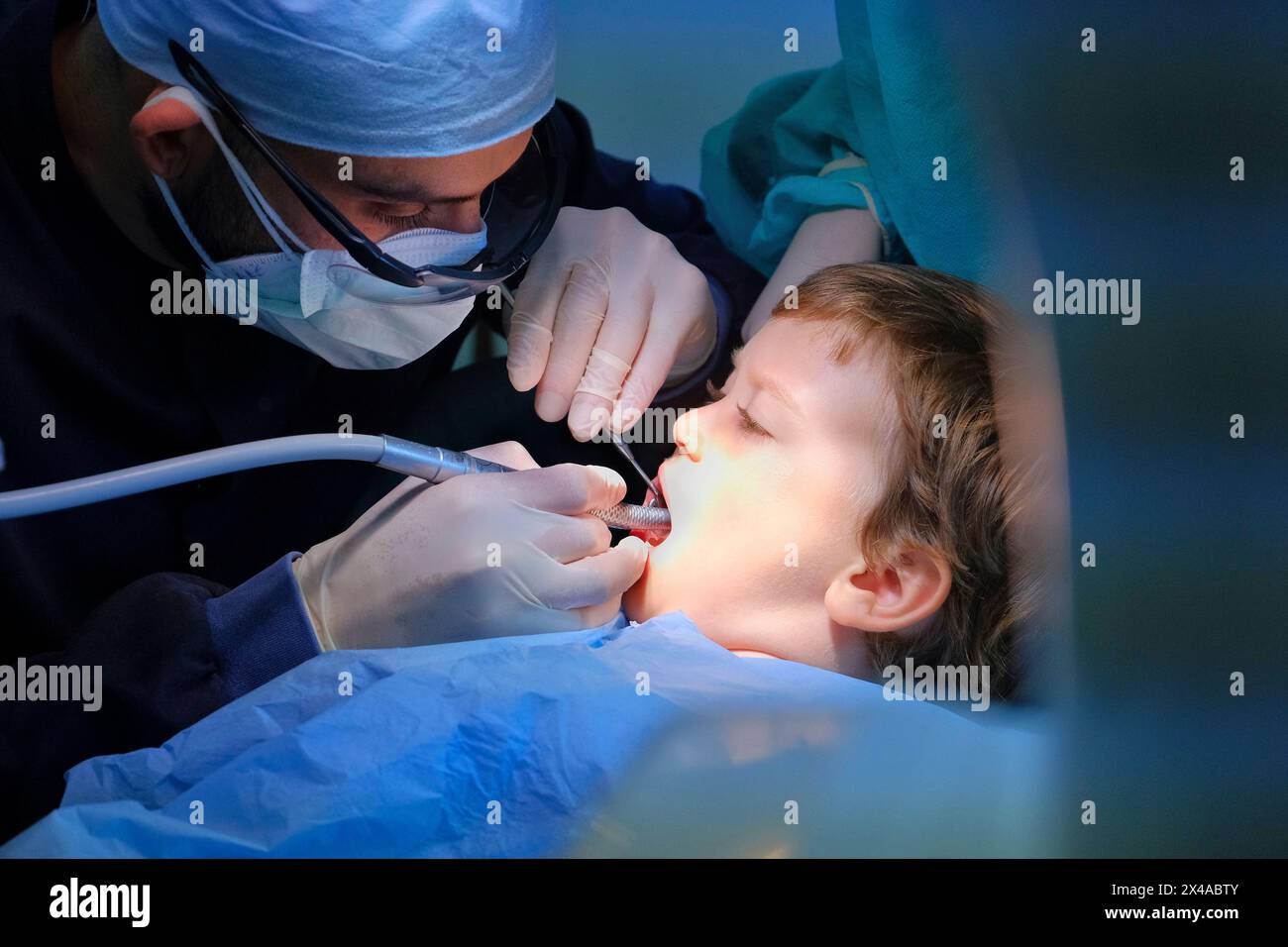 4 years old male child being cured in a dentist clinic Stock Photo - Alamy