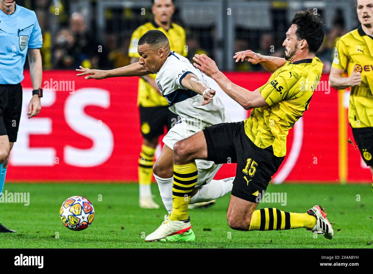 DORTMUND - (l-r) Kylian Mbappe of Paris Saint Germain, Mats Hummels of Borussia Dortmund during ...
