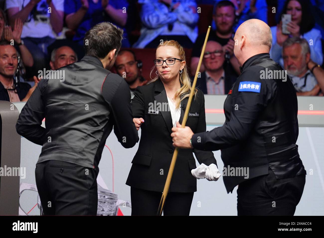 Ronnie O'Sullivan (left) shakes hands with Stuart Bingham (right) and ...
