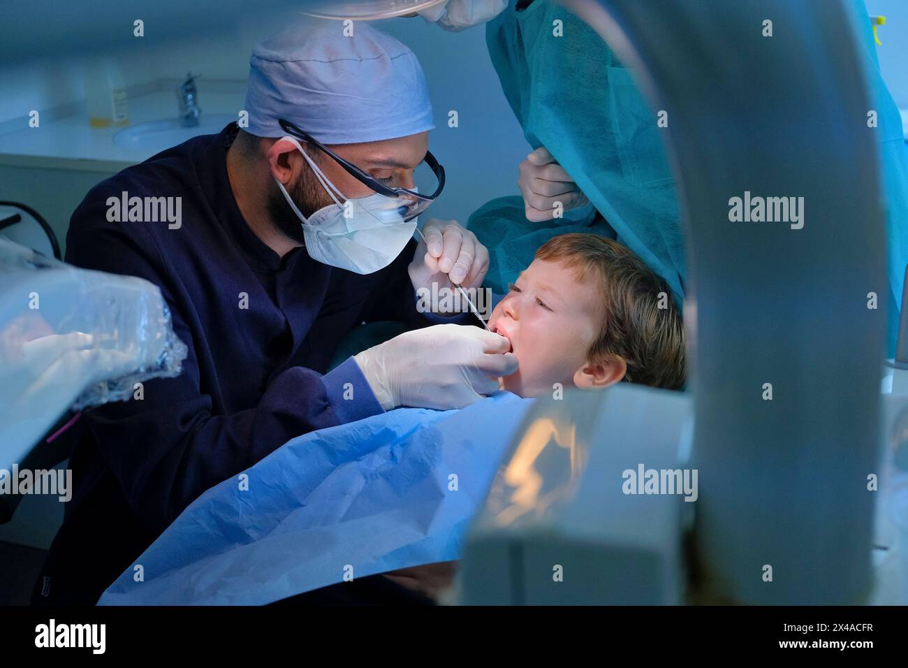 4 years old male child being cured in a dentist clinic Stock Photo - Alamy