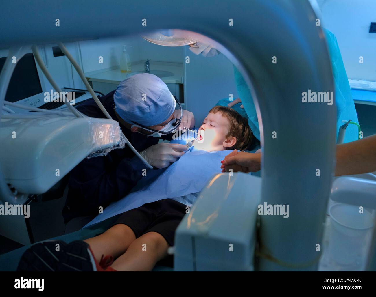 4 years old male child being cured in a dentist clinic Stock Photo - Alamy