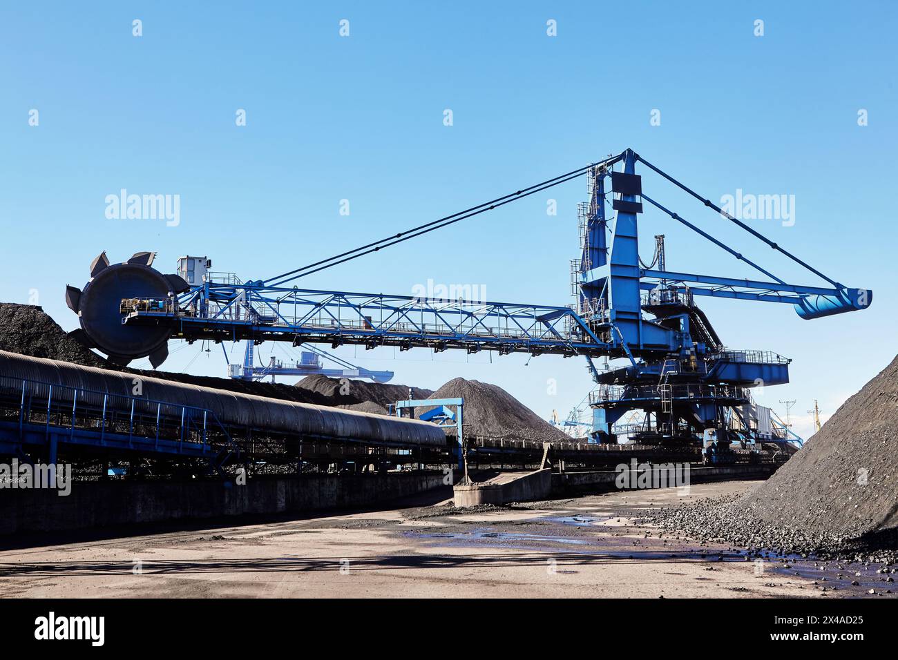 Combined stacker and reclaimer with bucket-wheel boom for stacking and ...