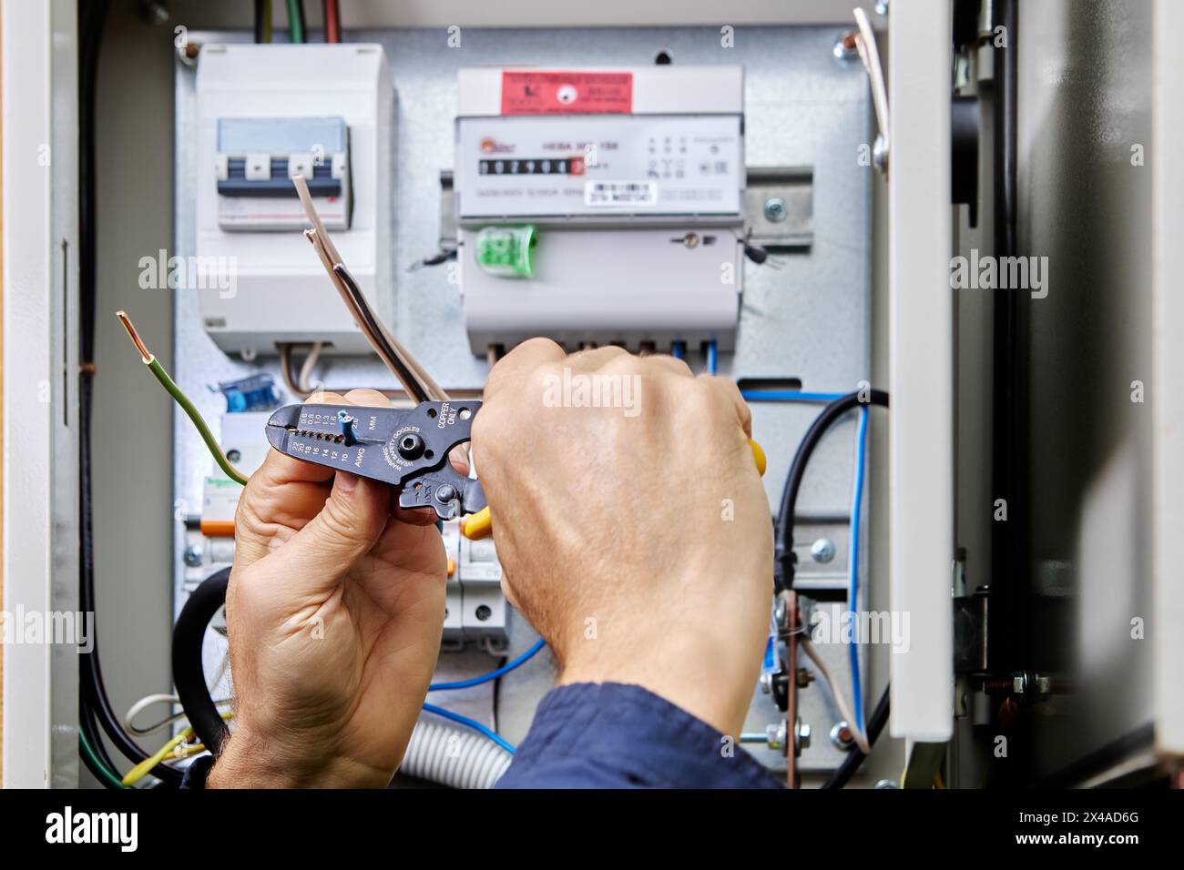 Connecting four-core, three-phase power cable to power supply in an ...