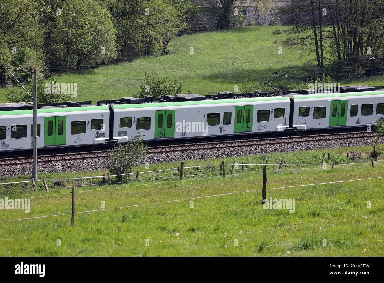 Eisenbahnlinie über Land Die S9 der DB-Regio S-Bahn Rhein/Ruhr zwischen Recklinghausen und Hagen ...