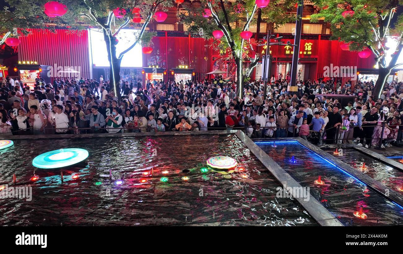 A large number of tourists visit the Xi 'an Datang City that Never ...
