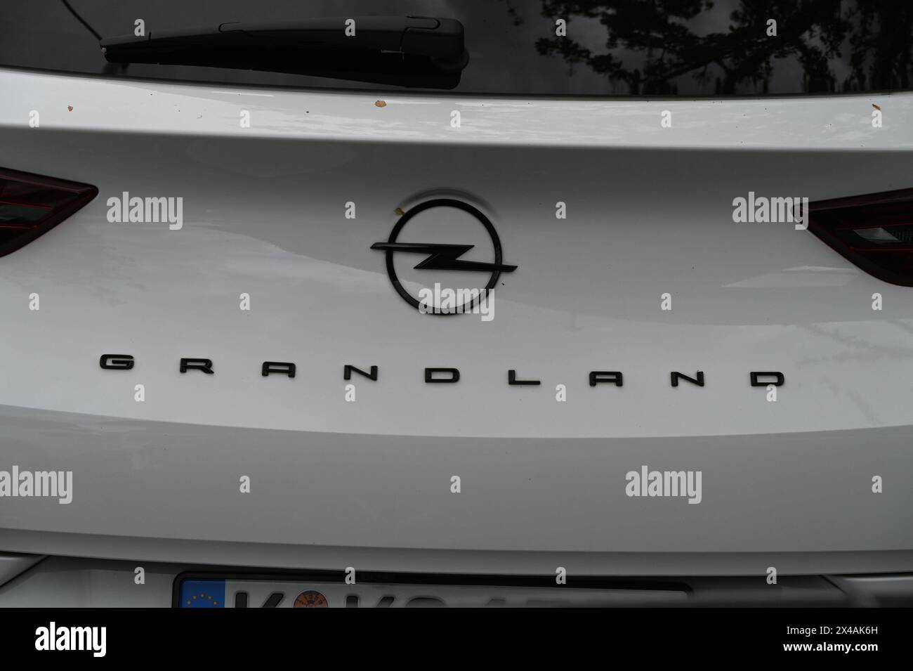 Logo Schriftzug des deutschen Automobilhersteller OPEL an einem Auto ...