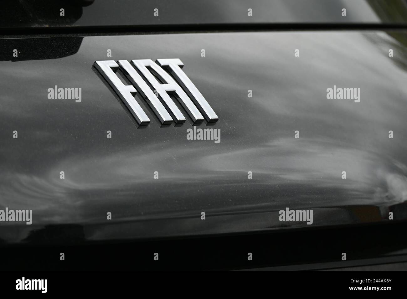 Logo Schriftzug des italienischen Automobilhersteller FIAT an einem ...