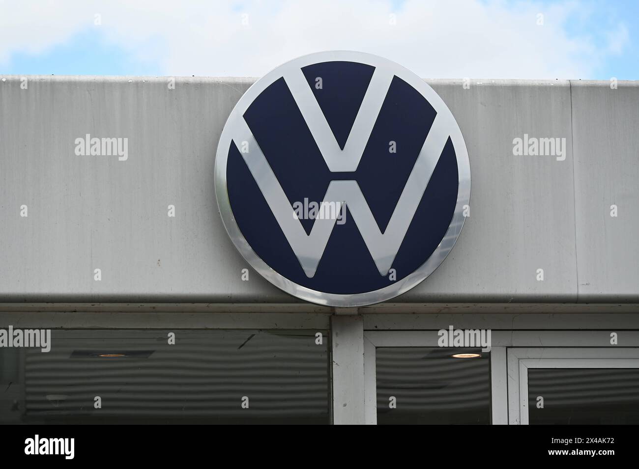 Logo, Schriftzug des deutschen Automobilhersteller VW Volkswagen auf ...