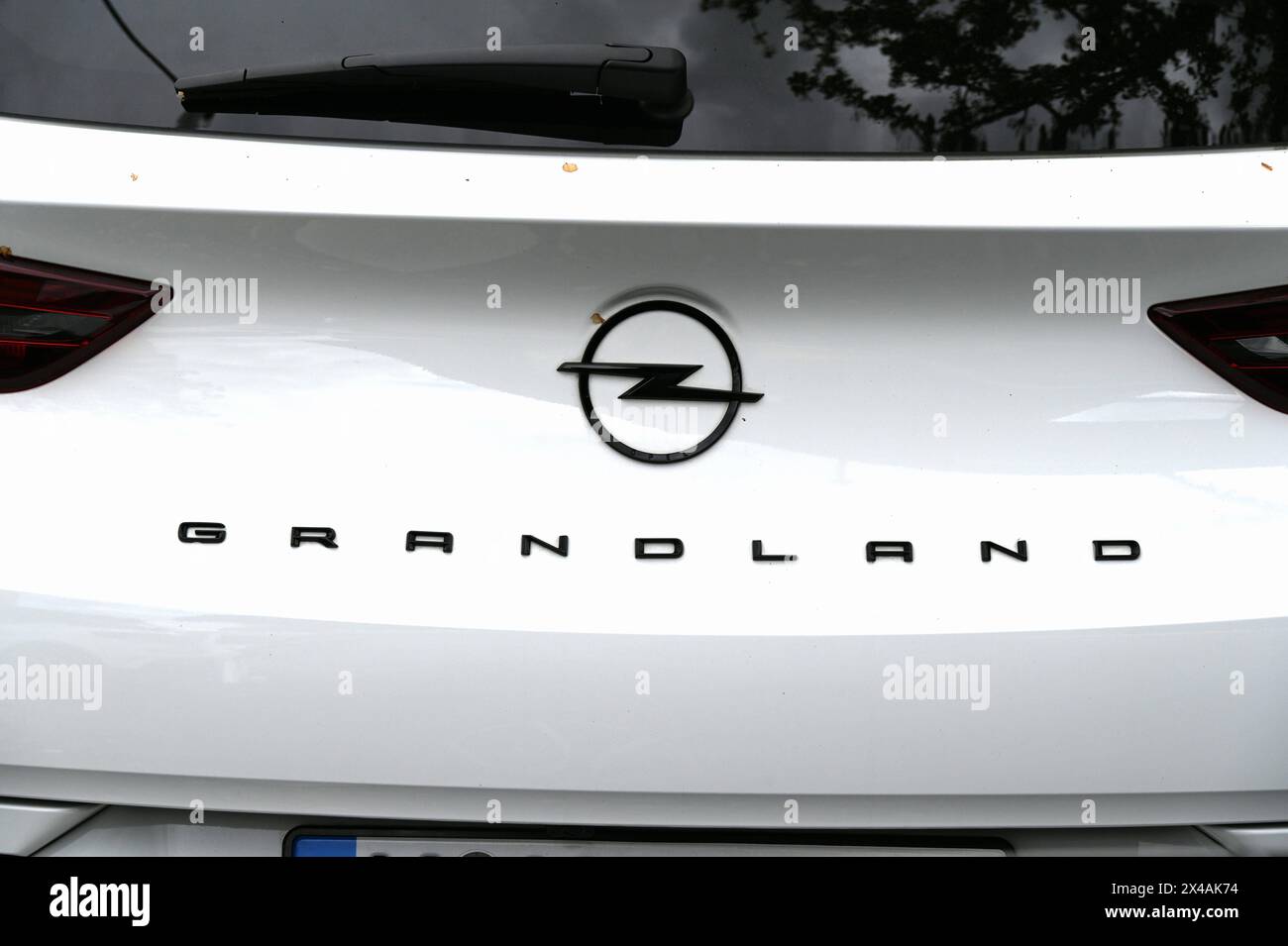 Logo Schriftzug des deutschen Automobilhersteller OPEL an einem Auto ...