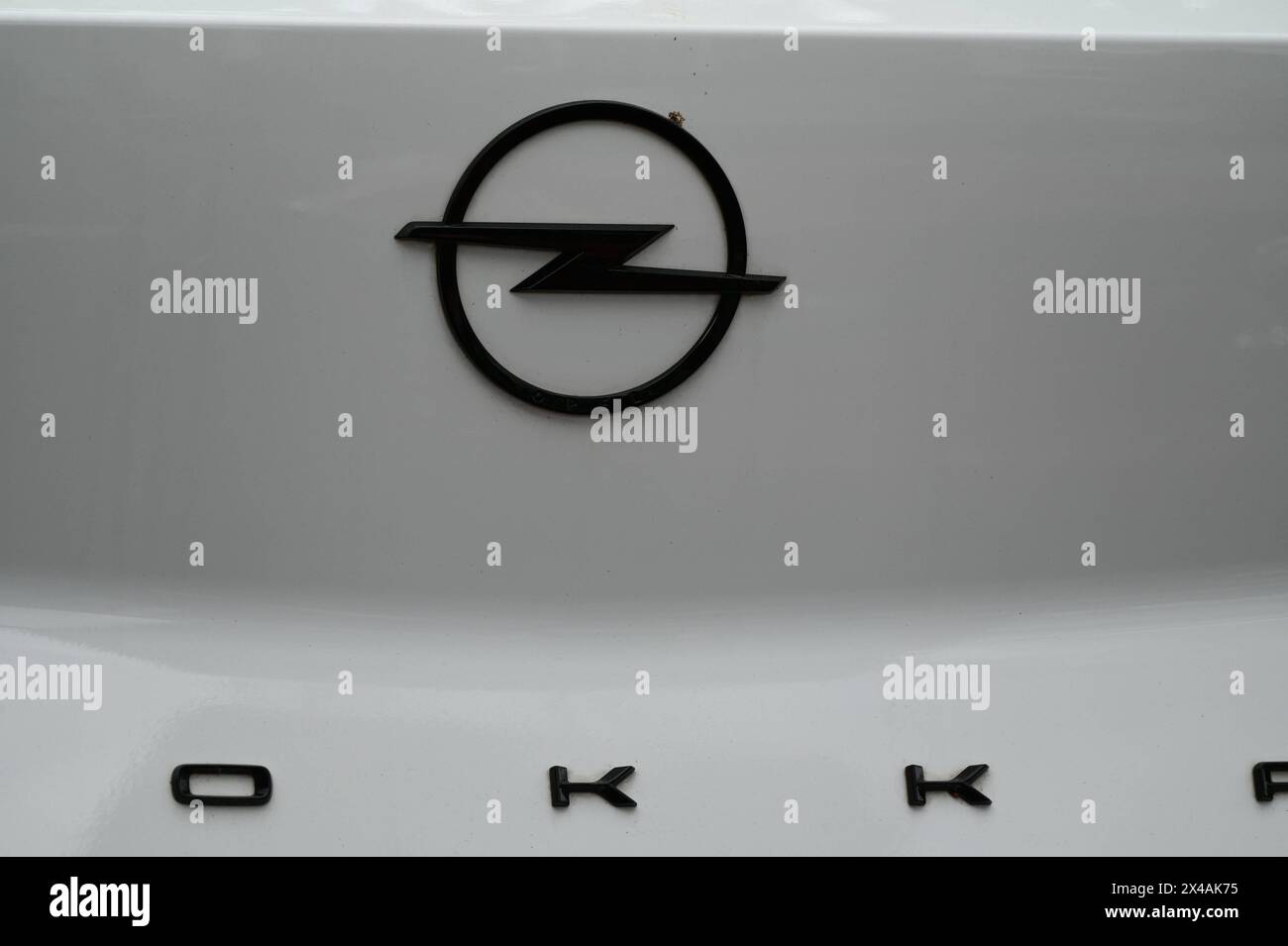Logo Schriftzug des deutschen Automobilhersteller OPEL an einem Auto ...