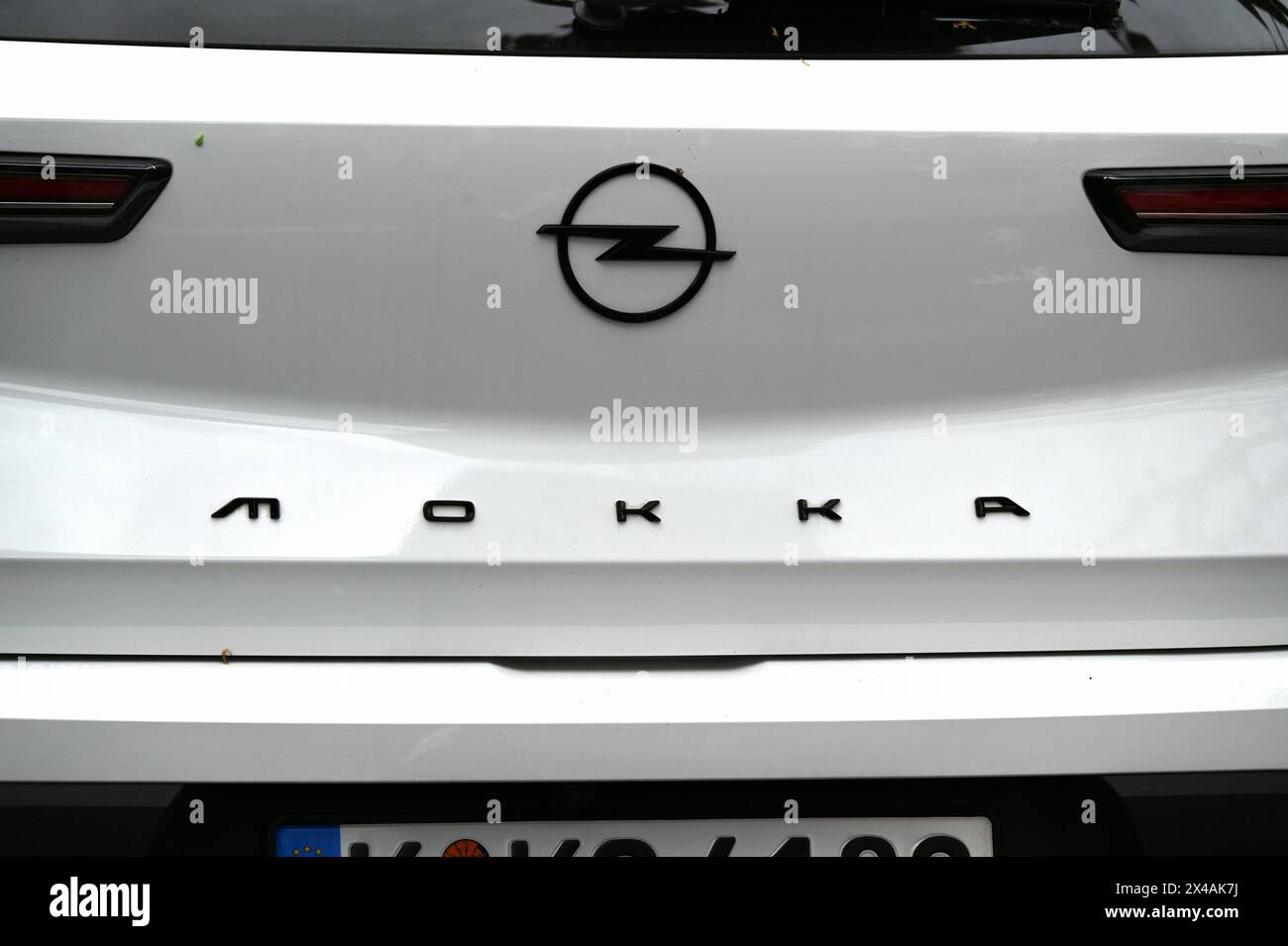 Logo Schriftzug des deutschen Automobilhersteller OPEL an einem Auto ...