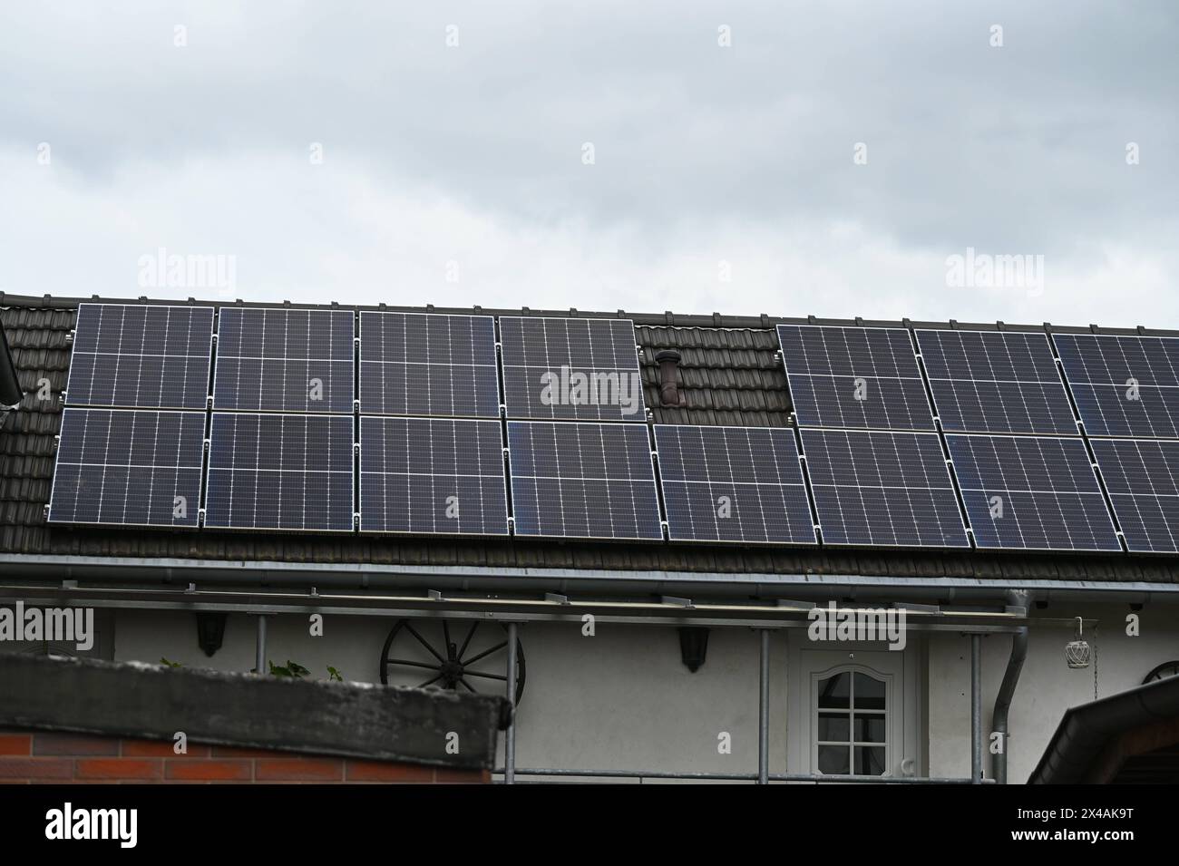 Solarpanele, Solarmodule einer Photovoltaik Anlage auf dem Dach eines ...