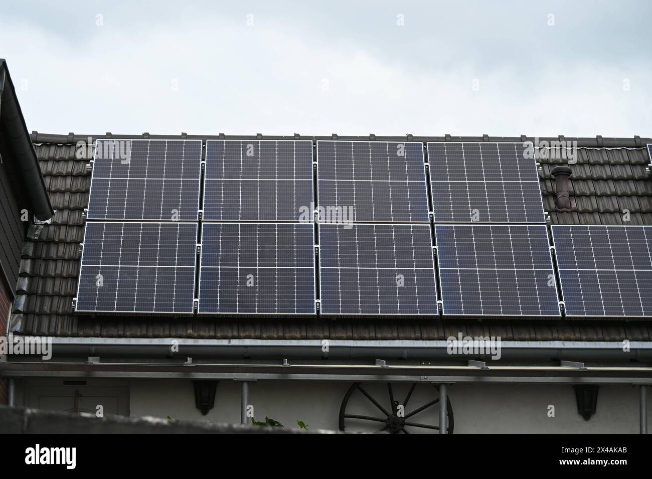 Solarpanele, Solarmodule einer Photovoltaik Anlage auf dem Dach eines ...