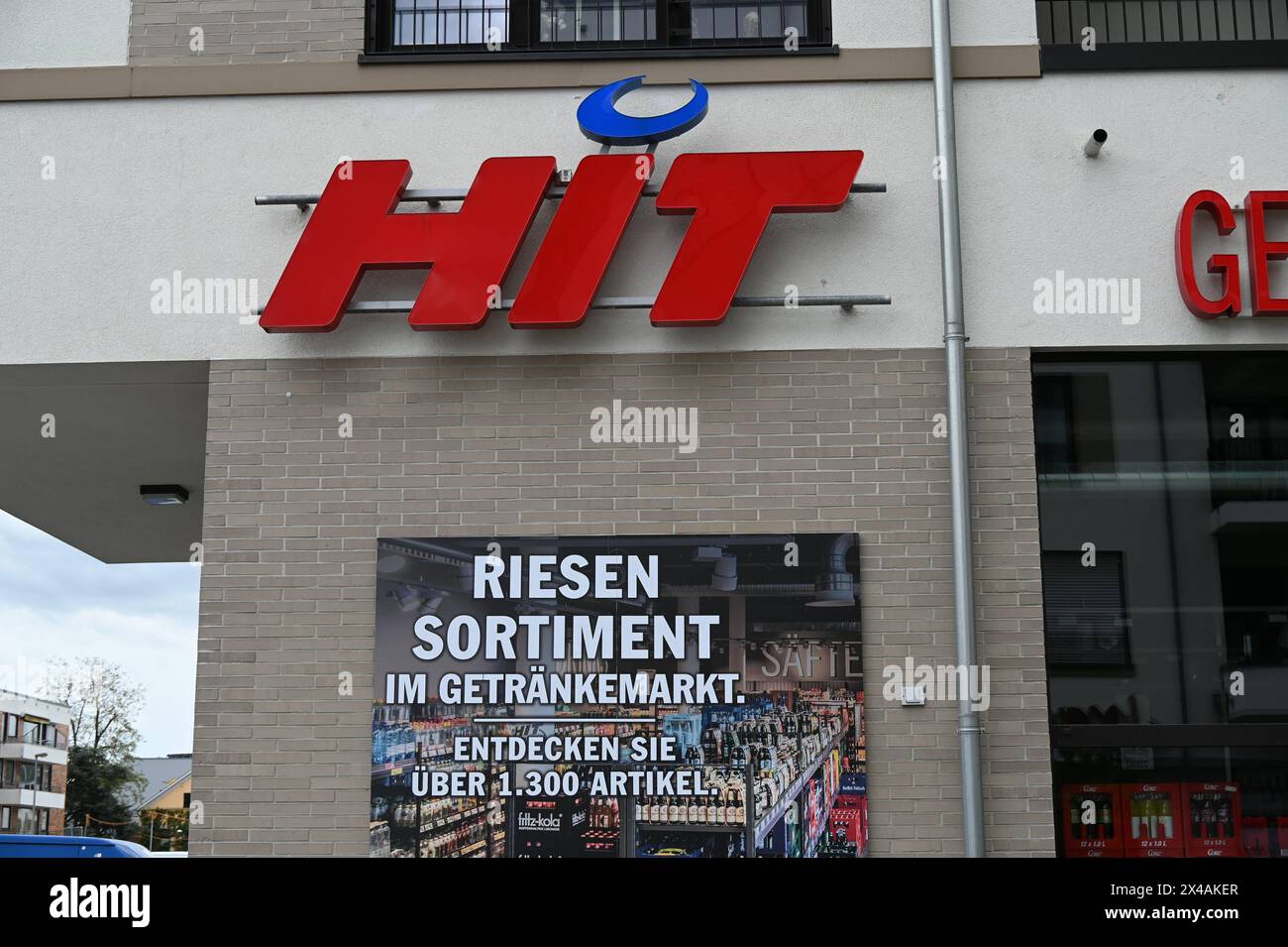 Logo, Schriftzug der Einzelhandel Unternehmen HIT an einer Filiale, Hit ...