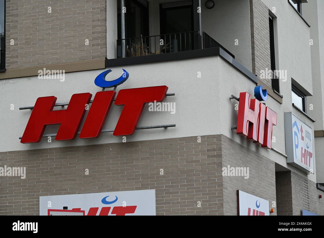 Logo, Schriftzug der Einzelhandel Unternehmen HIT an einer Filiale, Hit ...