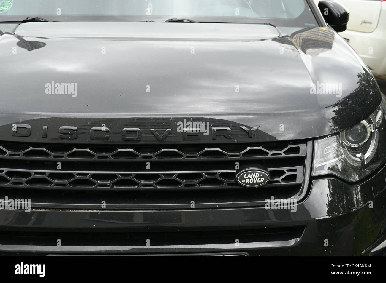 Frontpartie im Logo und Schriftzug an einem Land Rover Discovery ...