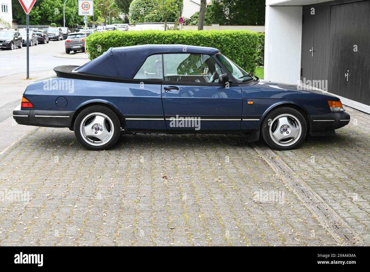 Ein blauer Saab 900 S Cabriolet steht am Strassenrand *** A blue Saab ...