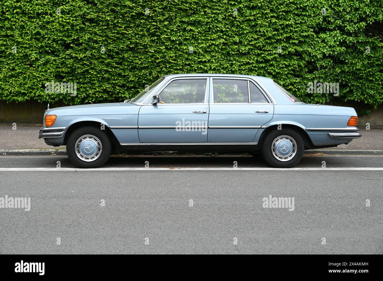 Ein Mercedes S Oldtimer, Mercedes-Benz Baureihe 116 , steht am Strassenrand *** A Mercedes S ...