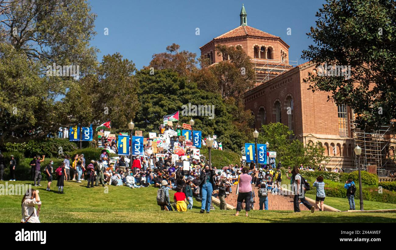 Los Angeles, USA. 1st May, 2024. Student protestors sitting on the ...