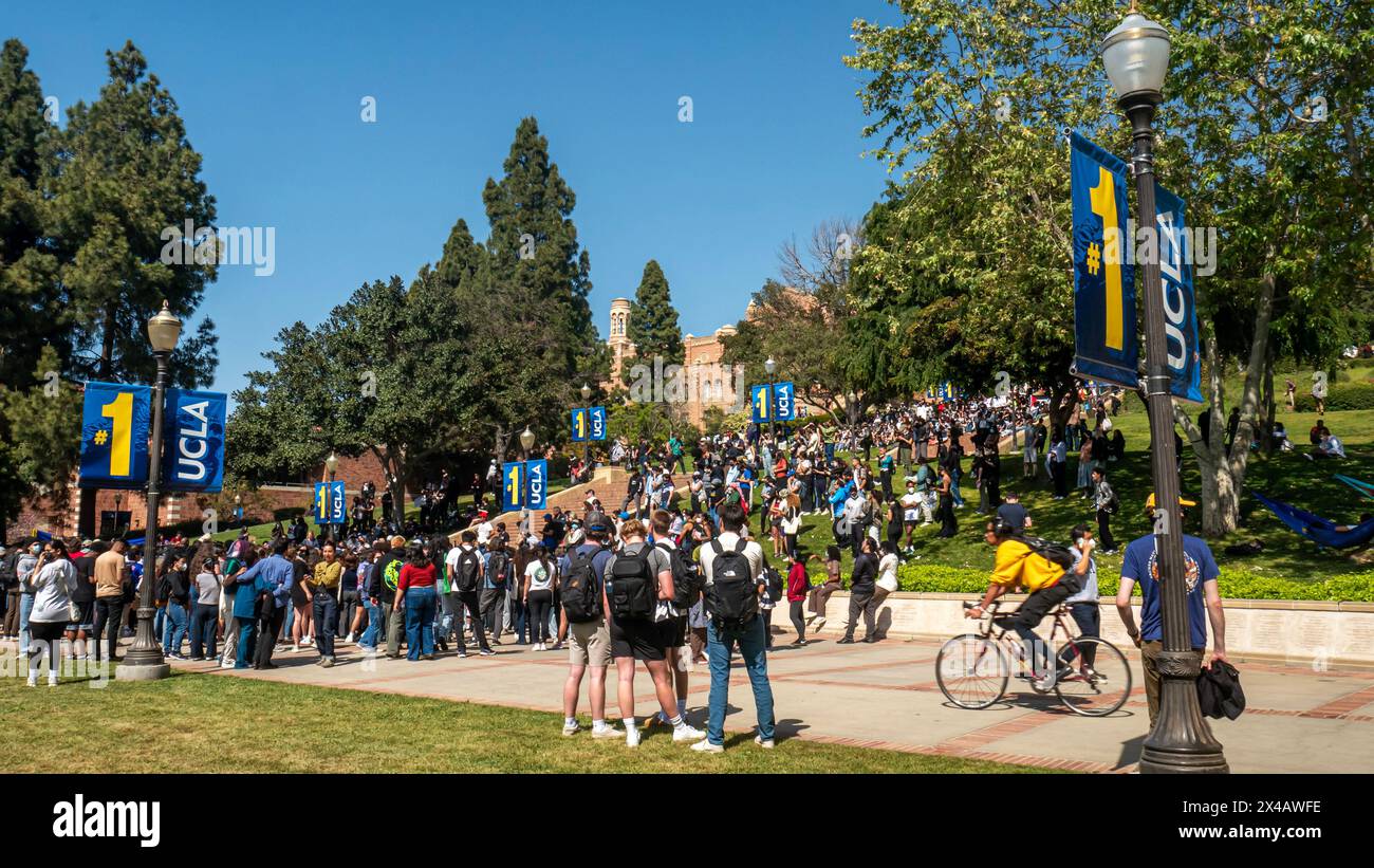 Los Angeles, USA. 1st May, 2024. A crowd watching student protestors ...