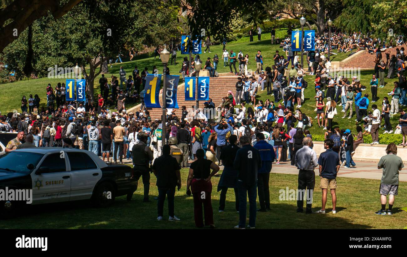 Los Angeles, USA. 1st May, 2024. Student protestors sitting on the ...