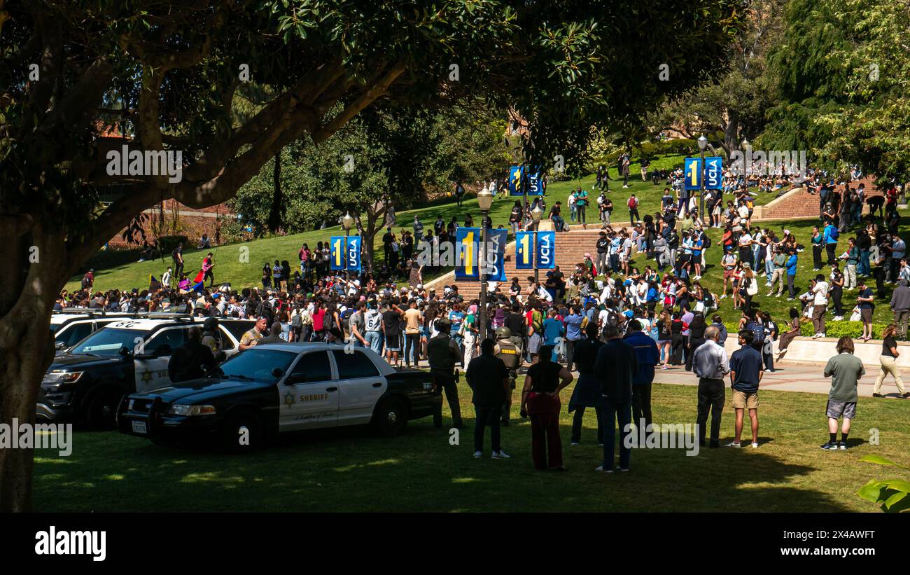 Los Angeles, USA. 1st May, 2024. Law enforcement officers and sheriff ...