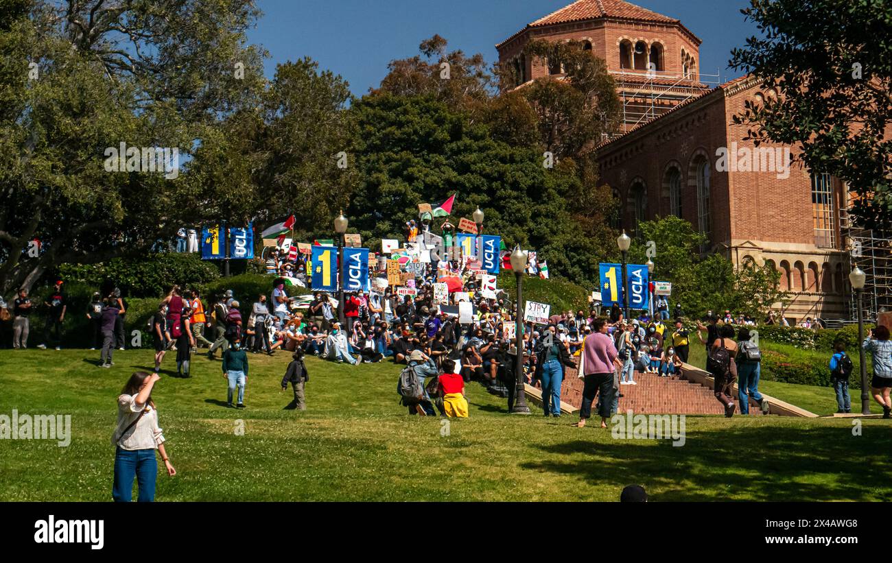 Los Angeles, USA. 1st May, 2024. Student protestors sitting on the ...