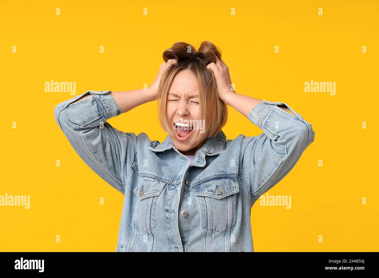 Impressed shocked woman hi-res stock photography and images - Alamy