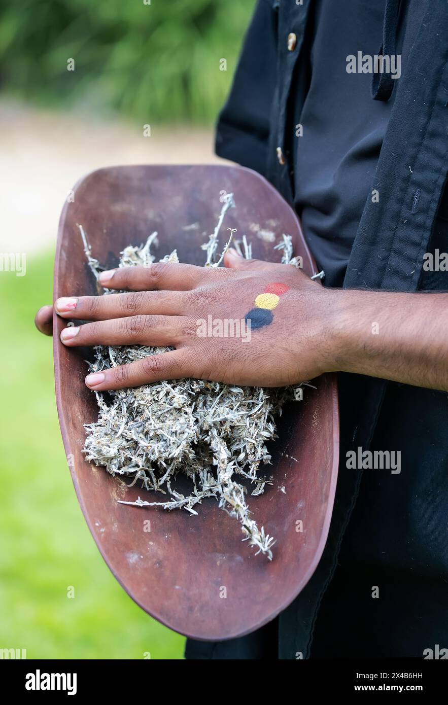 Cultural burning indigenous australia hi-res stock photography and ...
