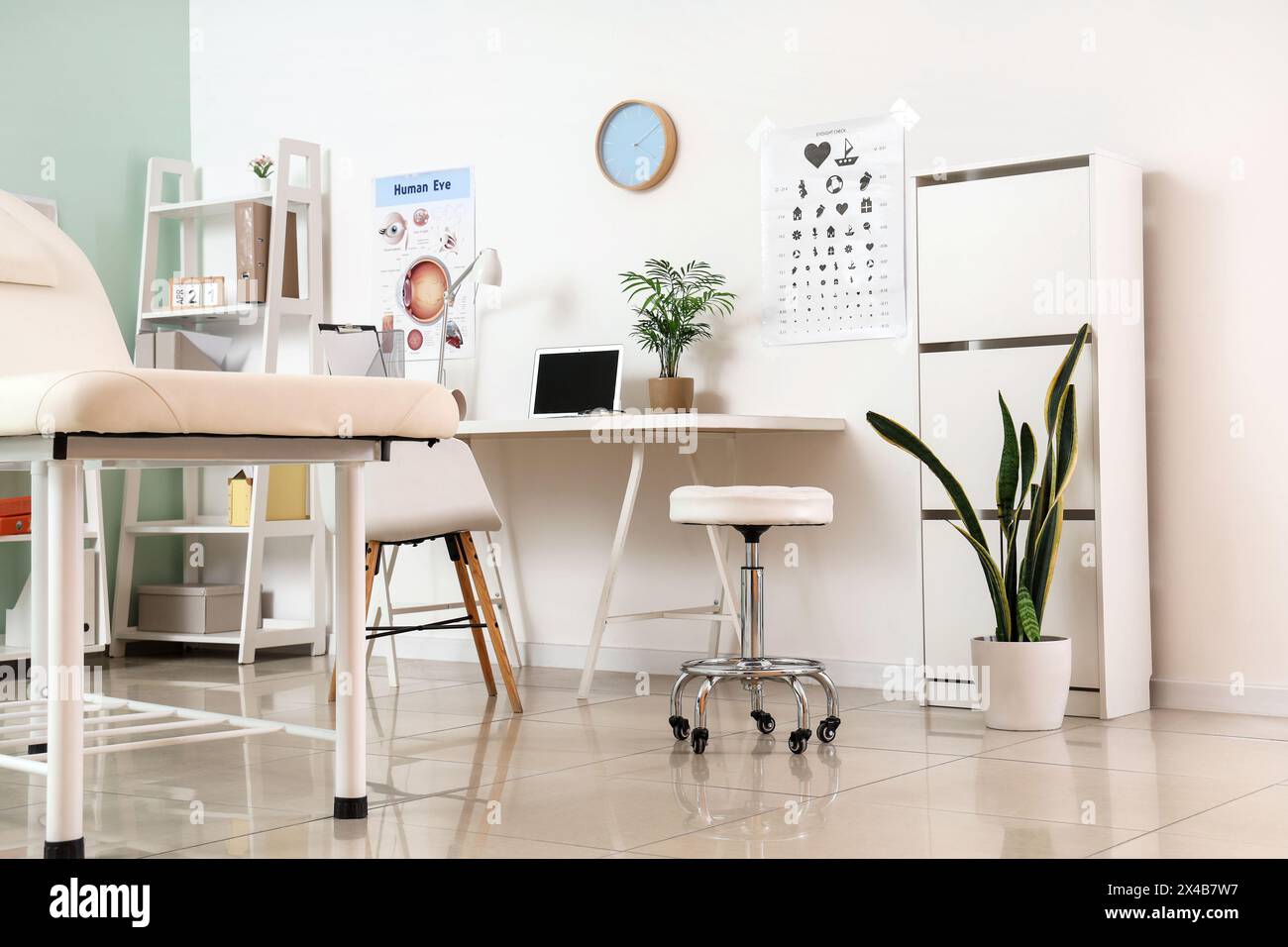 Modern ophthalmologist office interior hi-res stock photography and ...