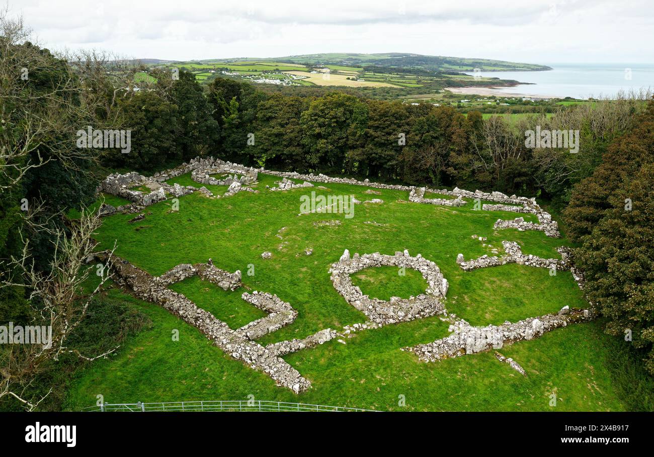 Stone age round house hi-res stock photography and images - Alamy