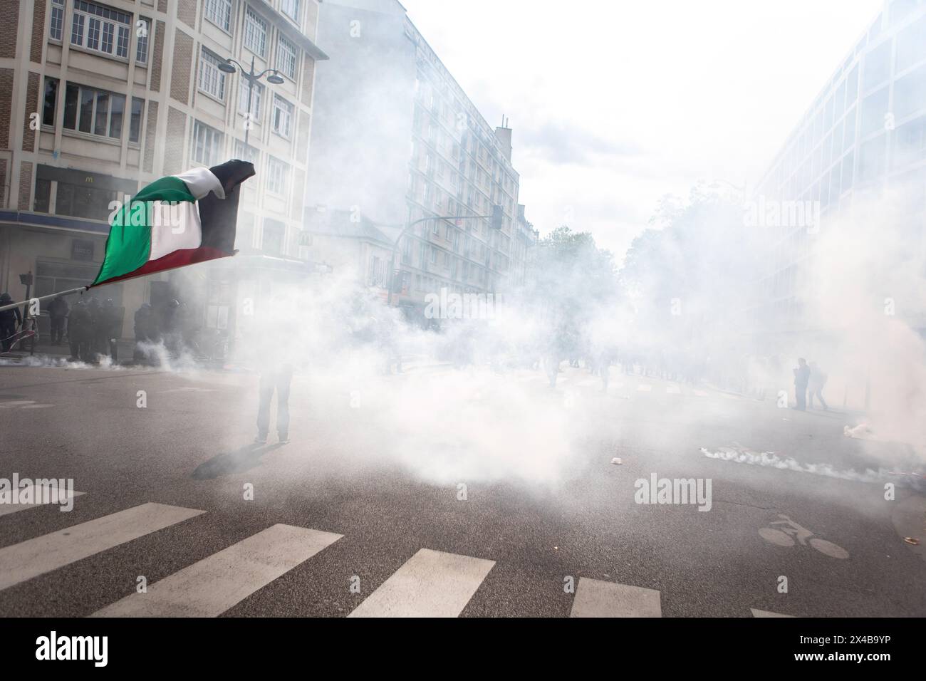 Smashing bricks hi-res stock photography and images - Alamy