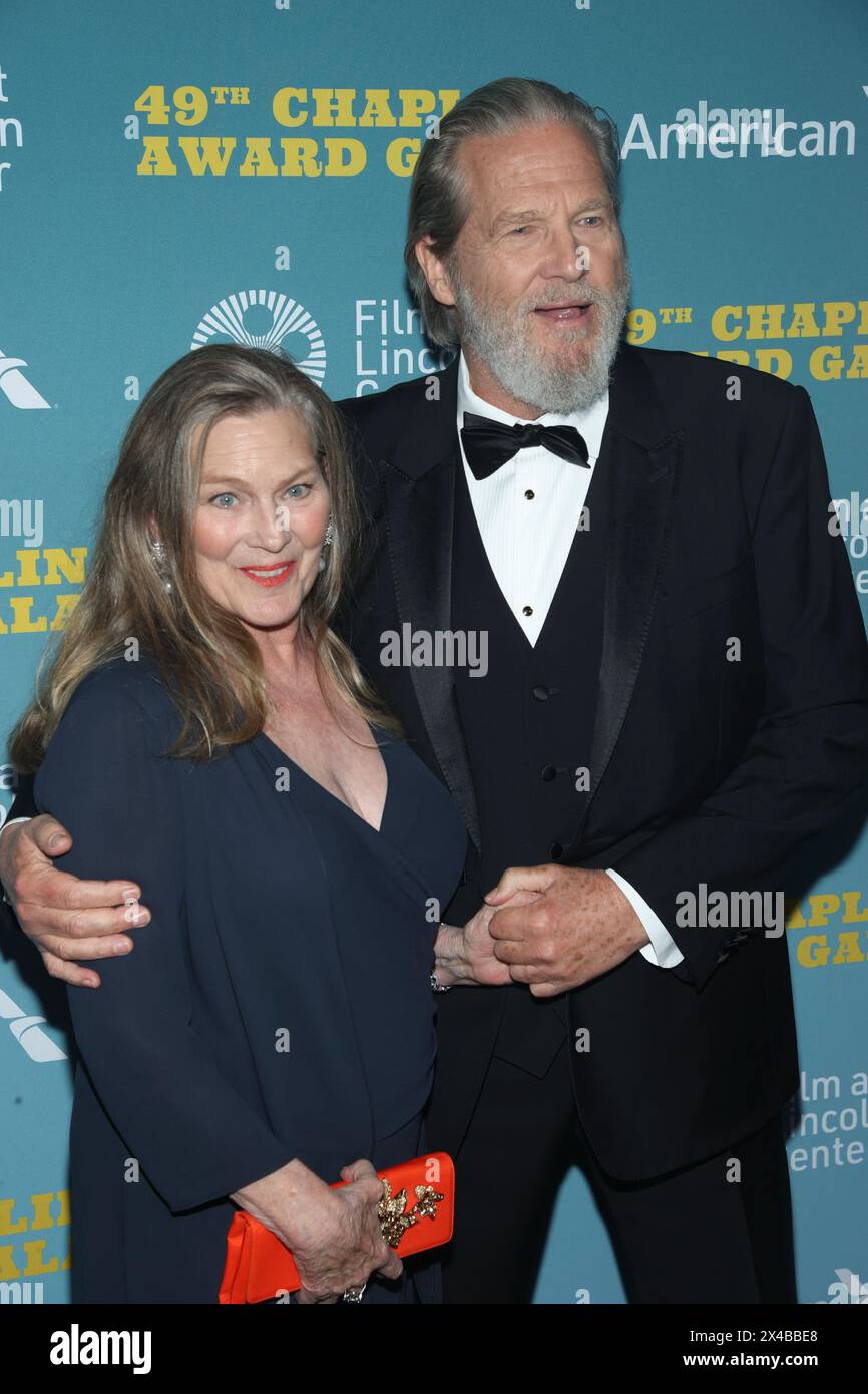 Susan Geston and Jeff Bridges attend the 49th Chaplin Award Honoring ...