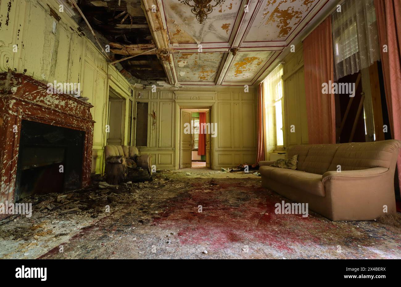 Overgrown ruins old manor house hi-res stock photography and images - Alamy