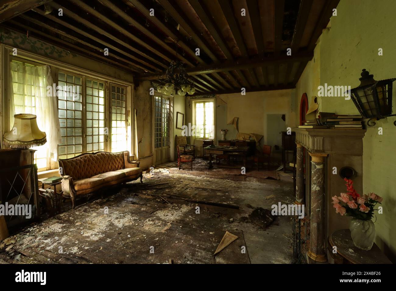 empty living room in a lost place house Stock Photo - Alamy