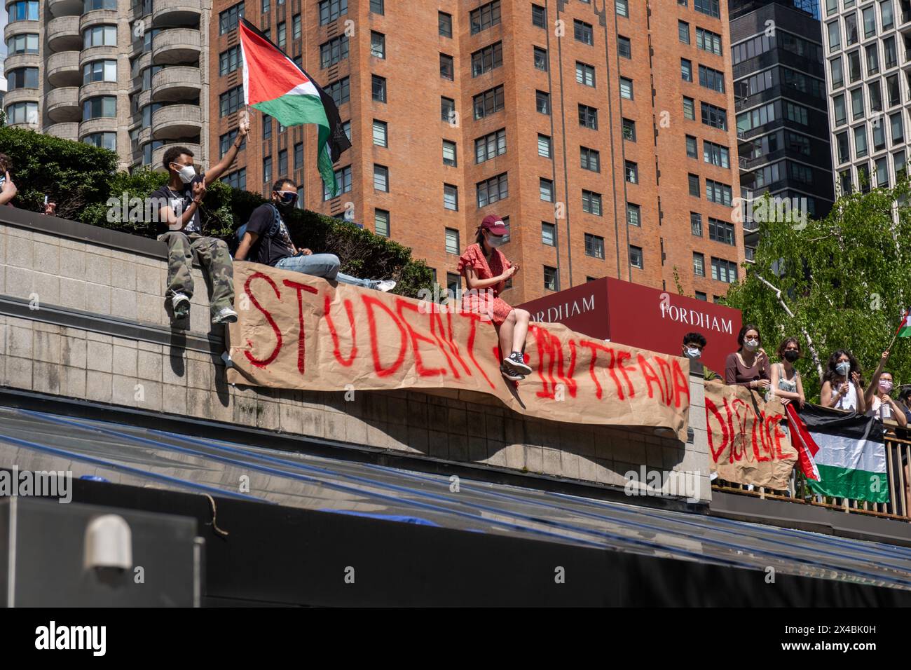 New York, United States. 01st May, 2024. Protesters on the roof of the ...