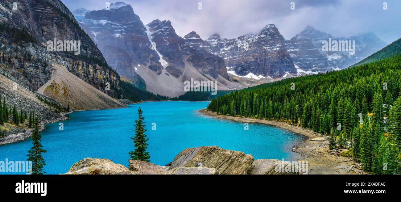 Beautiful turquoise waters of Moraine lake in Banff National Park ...