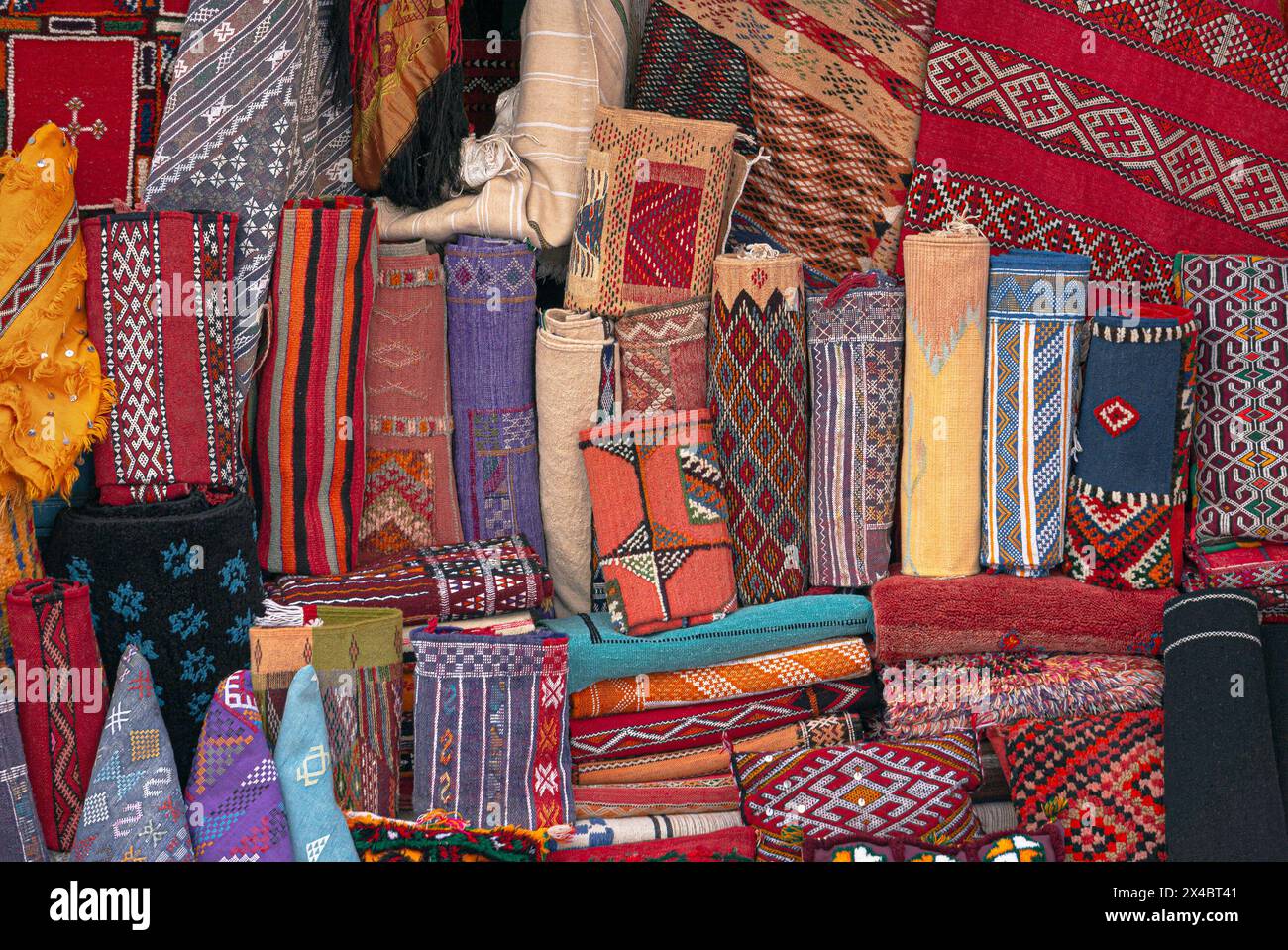 Moroccan carpets and rugs, handwoven by the berber tribes on display ...