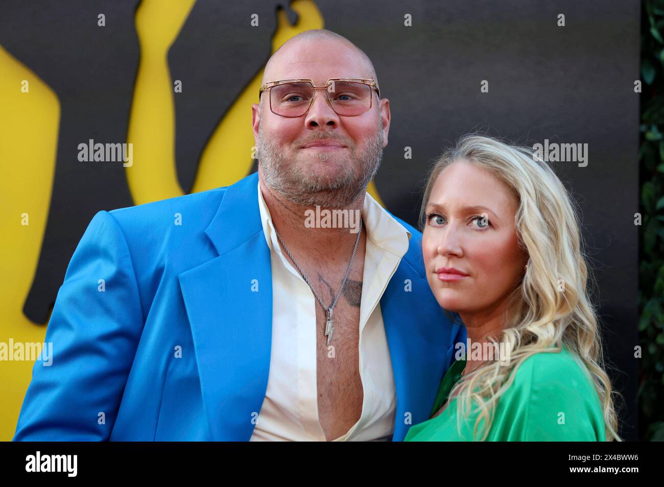 Dominic Lewis mit Begleitung bei der Premiere des Kinofilms The Fall ...