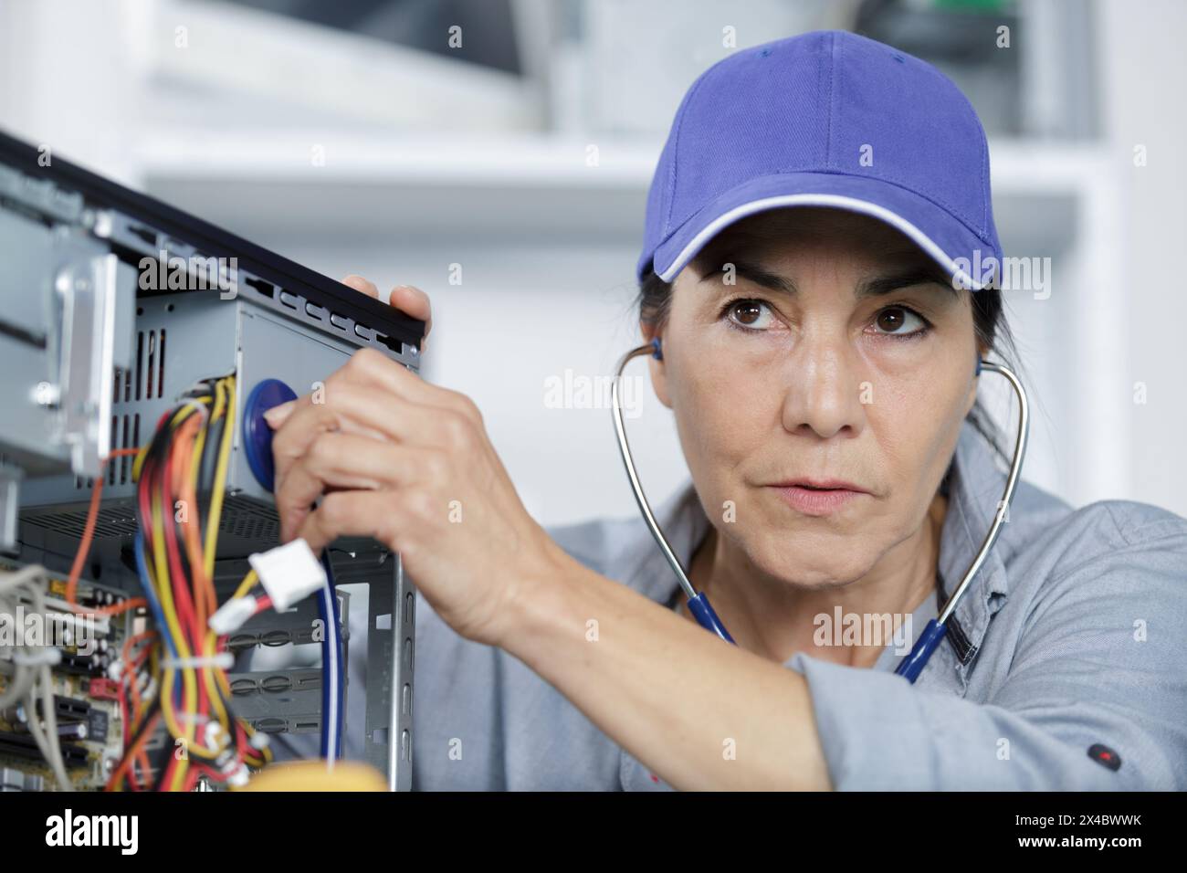 mature female pc technician fixing a pc Stock Photo - Alamy