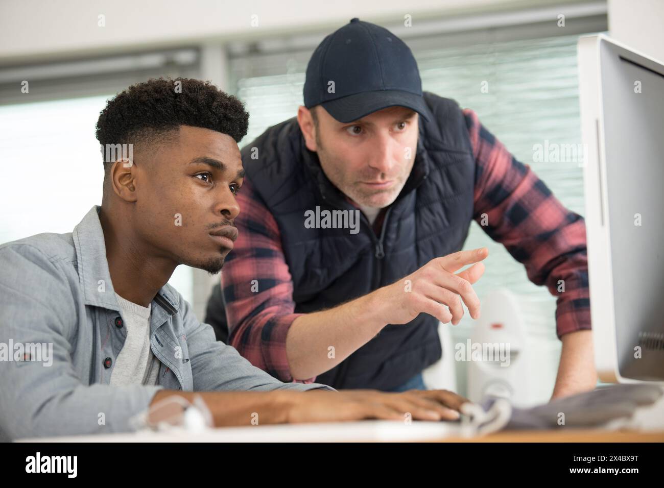 Multi monitor computer setup hi-res stock photography and images - Alamy